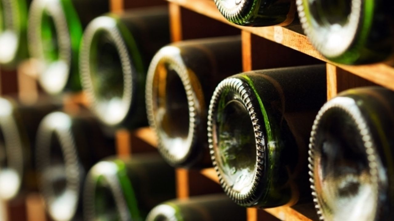 ¿Qué es y para qué sirve la picada en la botella del vino? - Matices ...